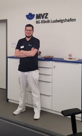 Ein Chirurg zwischen der BG Klinik und dem MVZ am Standort im Medical Center der BASF